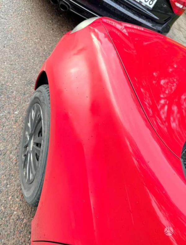 Red Volkswagen Golf 2010 in Vilnius, with an engine capacity of 1.20 L and mileage of 311 thousand km for 1799 €, photo 9 on AUTOMOTO.COM.LV