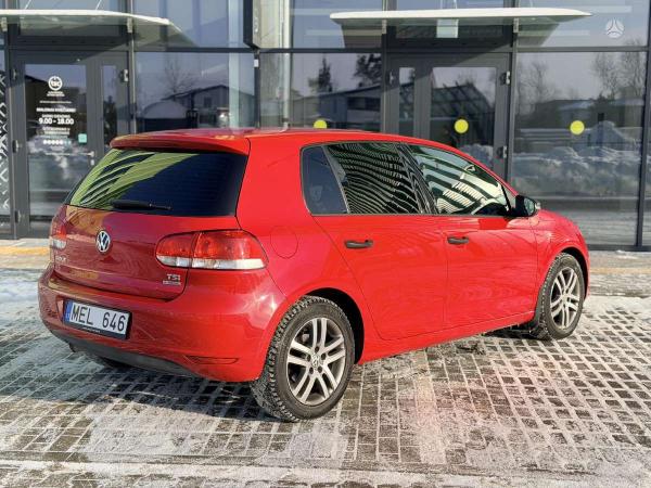 Red Volkswagen Golf 2012 in Vilnius, with an engine capacity of 1.20 L and mileage of 236 thousand km for 3400 €, photo 4 on AUTOMOTO.COM.LV