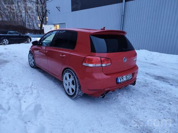 Red Volkswagen Golf 2012 in Riga, with an engine capacity of 1.60 L and mileage of 268 thousand km for 3700 €, photo 4 on AUTOMOTO.COM.LV