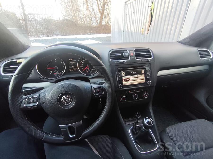 Red Volkswagen Golf 2012 in Riga, with an engine capacity of 1.60 L and mileage of 268 thousand km for 3700 €, photo 7 on AUTOMOTO.COM.LV