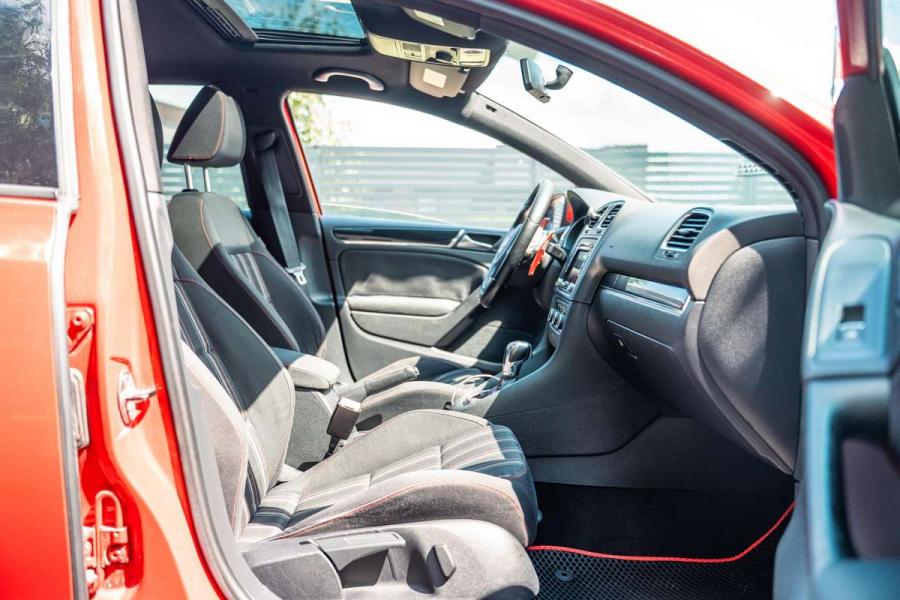 Sarkans Volkswagen Golf 2012 Viļņa, ar dzinēja tilpumu 1.98 L un nobraukumu 190 tūkst. km par 8200 €, foto 12 vietnē AUTOMOTO.COM.LV