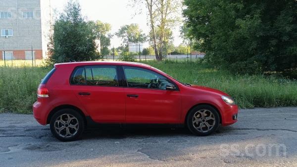 Red Volkswagen Golf 2012 in Riga, with an engine capacity of 1.60 L and mileage of 290 thousand km for 3200 €, photo 3 on AUTOMOTO.COM.LV