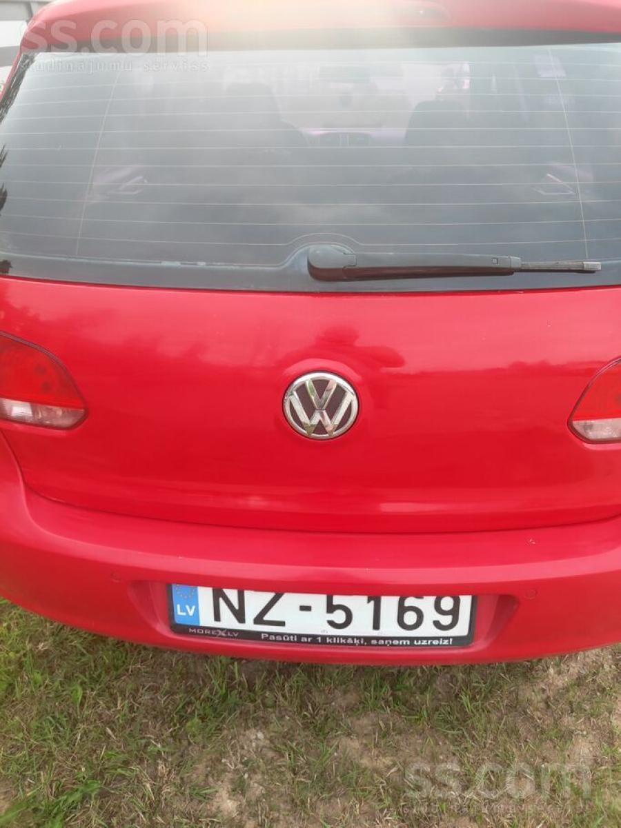 Red Volkswagen Golf 2012 in Riga, with an engine capacity of 1.60 L and mileage of 290 thousand km for 3500 €, photo 5 on AUTOMOTO.COM.LV