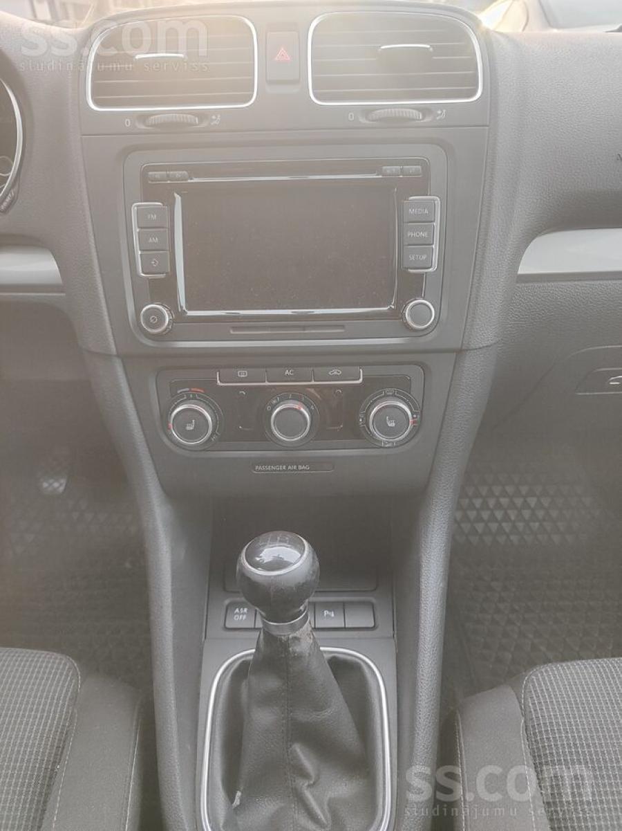 Red Volkswagen Golf 2012 in Riga, with an engine capacity of 1.60 L and mileage of 290 thousand km for 3500 €, photo 7 on AUTOMOTO.COM.LV