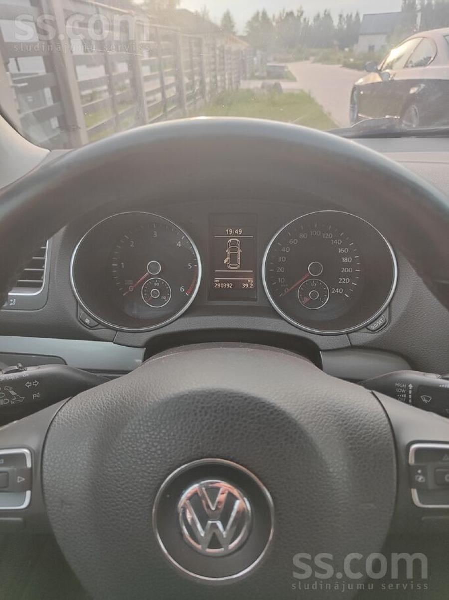 Red Volkswagen Golf 2012 in Riga, with an engine capacity of 1.60 L and mileage of 290 thousand km for 3500 €, photo 8 on AUTOMOTO.COM.LV