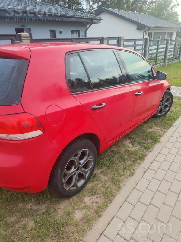 Red Volkswagen Golf 2012 in Riga, with an engine capacity of 1.60 L and mileage of 290 thousand km for 3000 €, photo 2 on AUTOMOTO.COM.LV