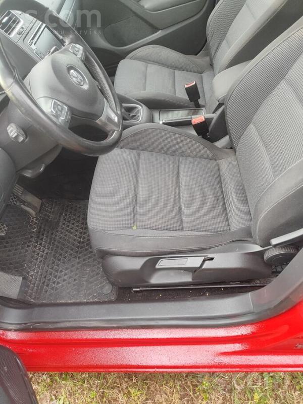 Red Volkswagen Golf 2012 in Riga, with an engine capacity of 1.60 L and mileage of 290 thousand km for 3000 €, photo 9 on AUTOMOTO.COM.LV