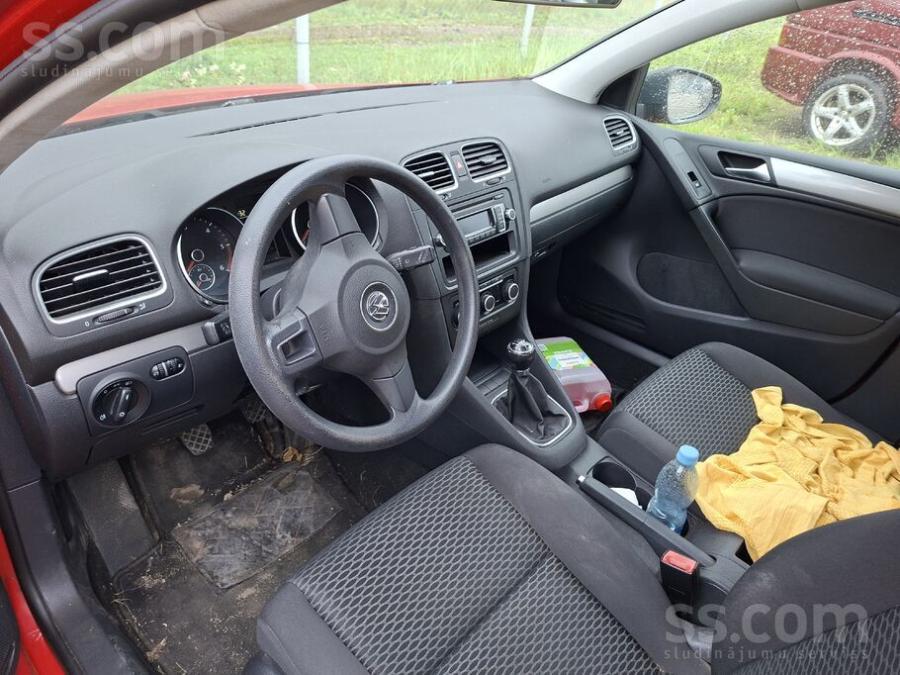 Sarkans Volkswagen Golf 2012 Rēzekne, ar dzinēja tilpumu 1.60 L un nobraukumu 203 tūkst. km par 3100 €, foto 3 vietnē AUTOMOTO.COM.LV