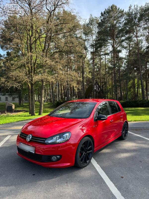 Red Volkswagen Golf 2013 in Kaunas, with an engine capacity of 1.60 L and mileage of 321 thousand km for 5199 €, photo 1 on AUTOMOTO.COM.LV