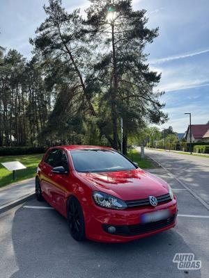 Red Volkswagen Golf 2013 in Kaunas, with an engine capacity of 1.60 L and mileage of 321 thousand km for 5199 €, photo 3 on AUTOMOTO.COM.LV