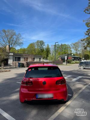 Red Volkswagen Golf 2013 in Kaunas, with an engine capacity of 1.60 L and mileage of 321 thousand km for 5199 €, photo 4 on AUTOMOTO.COM.LV