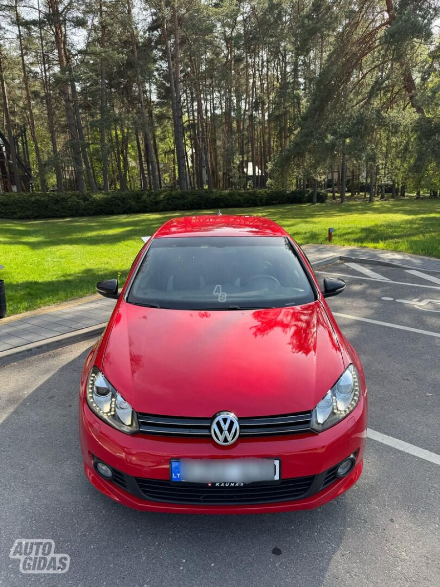 Red Volkswagen Golf 2013 in Kaunas, with an engine capacity of 1.60 L and mileage of 321 thousand km for 5199 €, photo 5 on AUTOMOTO.COM.LV