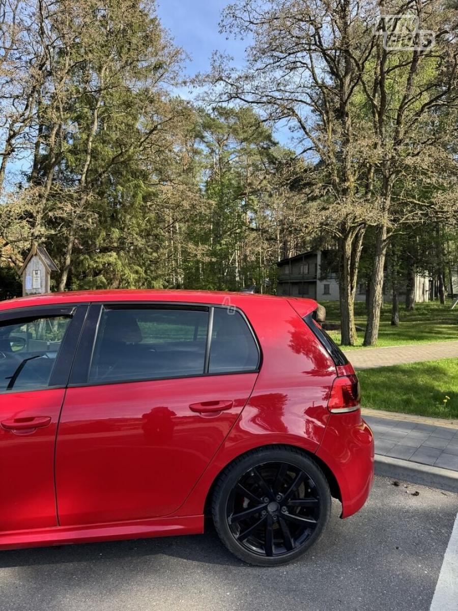 Red Volkswagen Golf 2013 in Kaunas, with an engine capacity of 1.60 L and mileage of 321 thousand km for 5199 €, photo 8 on AUTOMOTO.COM.LV