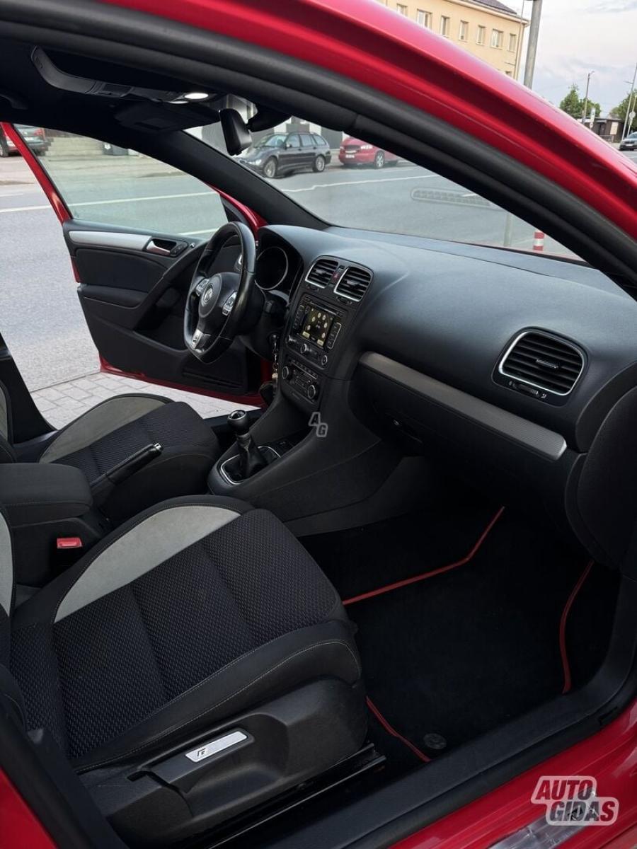 Red Volkswagen Golf 2013 in Kaunas, with an engine capacity of 1.60 L and mileage of 321 thousand km for 5199 €, photo 13 on AUTOMOTO.COM.LV