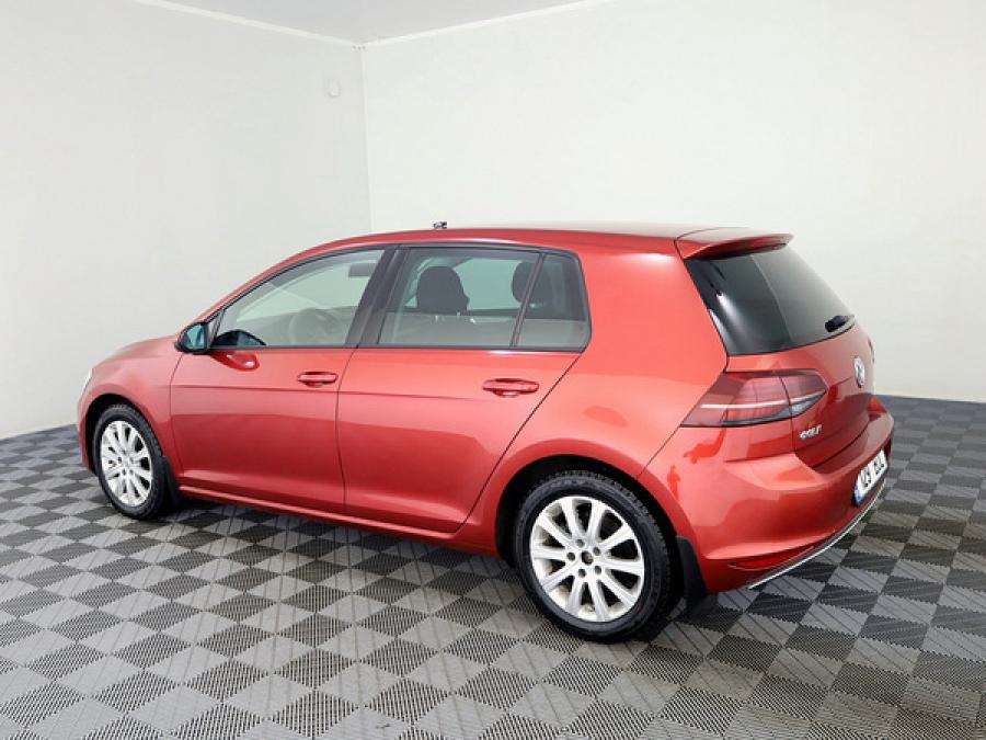 Red Volkswagen Golf 2013 in Tallinn, with an engine capacity of 1.20 L and mileage of 252 thousand km for 3699 €, photo 5 on AUTOMOTO.COM.LV