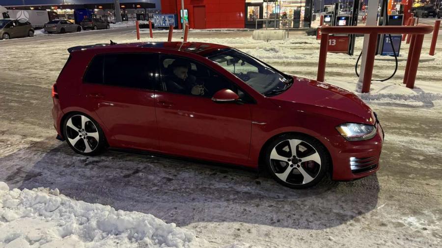 Red Volkswagen Golf 2015 in Klaipeda, with an engine capacity of 1.98 L and mileage of 160 thousand km for 12999 €, photo 3 on AUTOMOTO.COM.LV