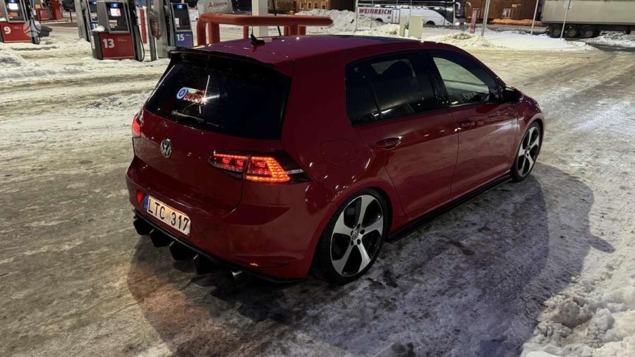 Red Volkswagen Golf 2015 in Klaipeda, with an engine capacity of 1.98 L and mileage of 160 thousand km for 12999 €, photo 6 on AUTOMOTO.COM.LV
