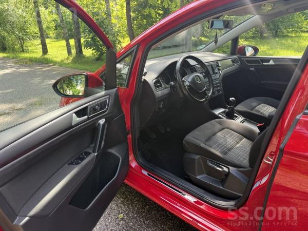 Red Volkswagen Golf 2015 in Dobele, with an engine capacity of 1.60 L and mileage of 156 thousand km for 9200 €, photo 7 on AUTOMOTO.COM.LV