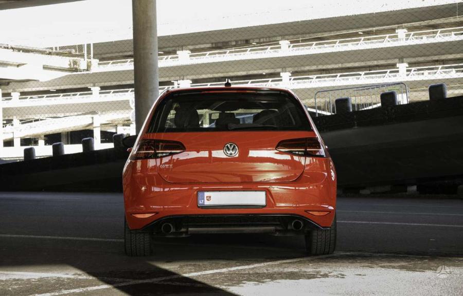 Red Volkswagen Golf 2017 in Kaunas, with an engine capacity of 1.98 L and mileage of 109 thousand km for 14500 €, photo 5 on AUTOMOTO.COM.LV