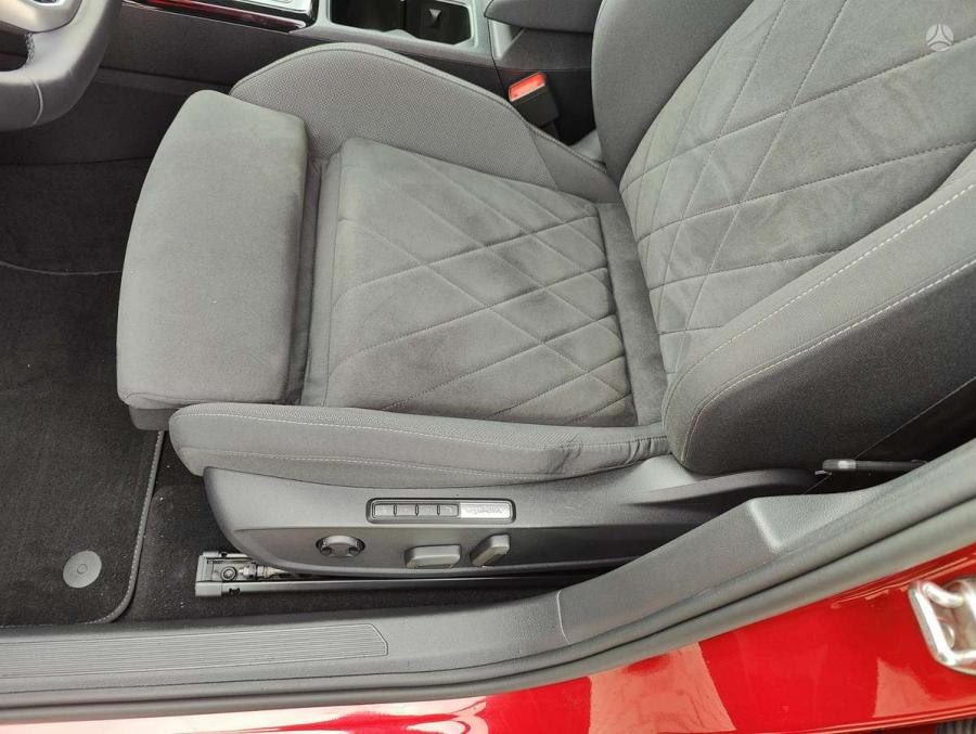 Sarkans Volkswagen Golf 2023 Kauņa, ar dzinēja tilpumu 1.50 L un nobraukumu 24 tūkst. km par 21900 €, foto 15 vietnē AUTOMOTO.COM.LV
