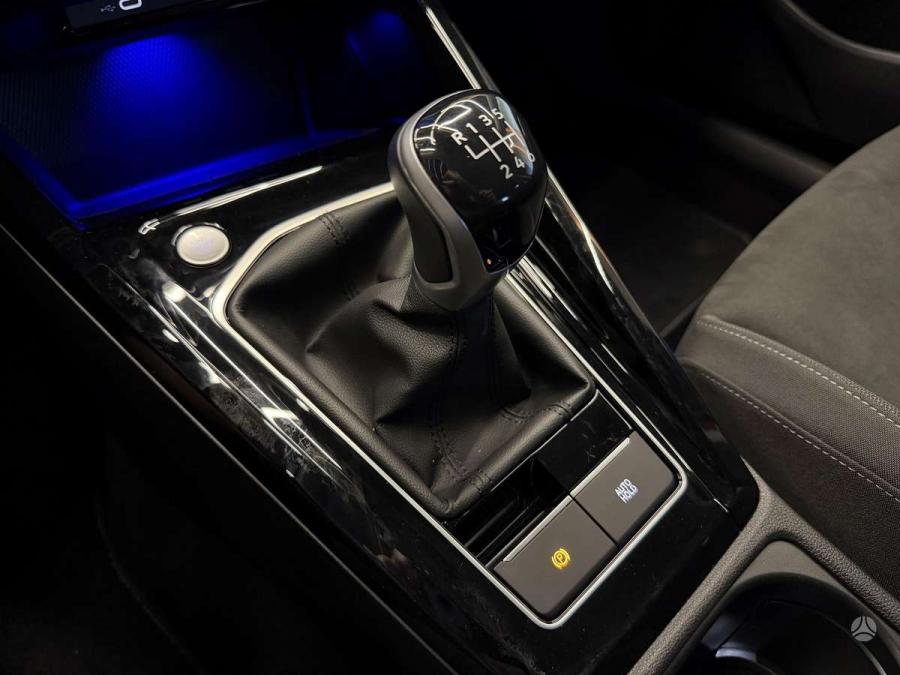 Sarkans Volkswagen Golf 2023 Kauņa, ar dzinēja tilpumu 1.50 L un nobraukumu 24 tūkst. km par 21990 €, foto 22 vietnē AUTOMOTO.COM.LV