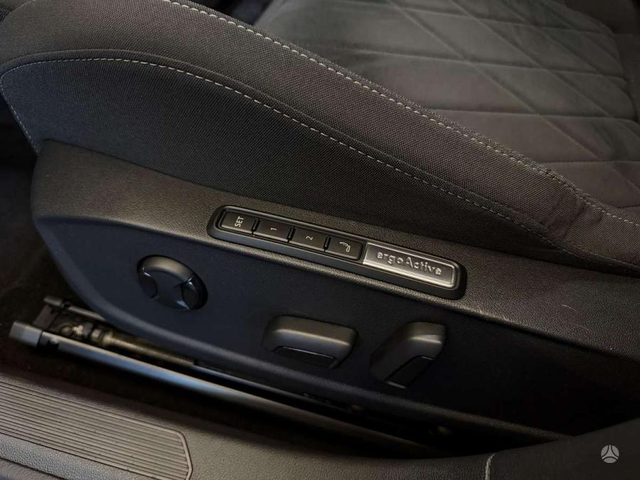 Sarkans Volkswagen Golf 2023 Kauņa, ar dzinēja tilpumu 1.50 L un nobraukumu 24 tūkst. km par 21990 €, foto 24 vietnē AUTOMOTO.COM.LV