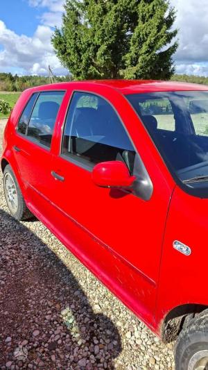 Red Volkswagen Golf 1998 in Ukmerge, with an engine capacity of 1.60 L and mileage of 159 thousand km for 1700 €, photo 3 on AUTOMOTO.COM.LV