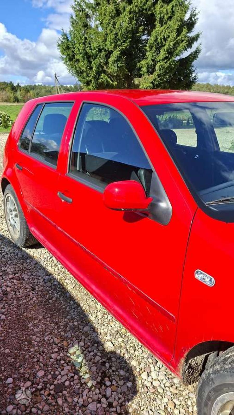 Red Volkswagen Golf 1998 in Ukmerge, with an engine capacity of 1.60 L and mileage of 159 thousand km for 1700 €, photo 3 on AUTOMOTO.COM.LV