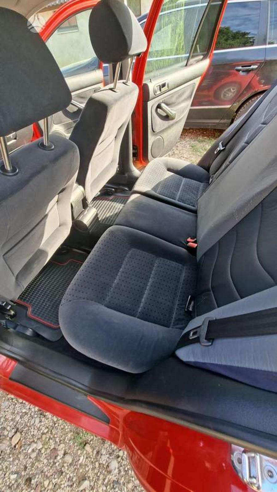 Red Volkswagen Golf 1998 in Ukmerge, with an engine capacity of 1.60 L and mileage of 159 thousand km for 1700 €, photo 9 on AUTOMOTO.COM.LV