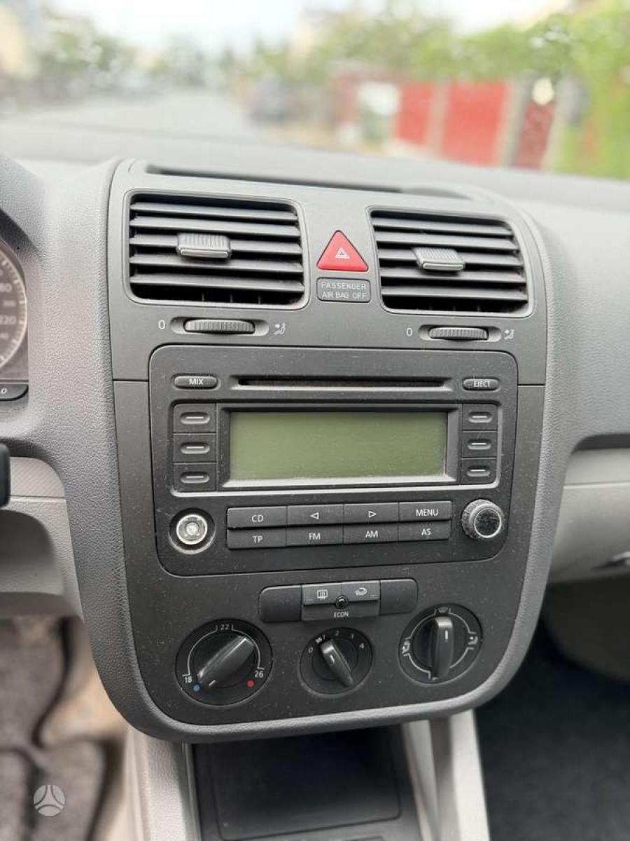 Sarkans Volkswagen Golf 2004 Kauņa, ar dzinēja tilpumu 1.60 L un nobraukumu 248 tūkst. km par 1250 €, foto 24 vietnē AUTOMOTO.COM.LV