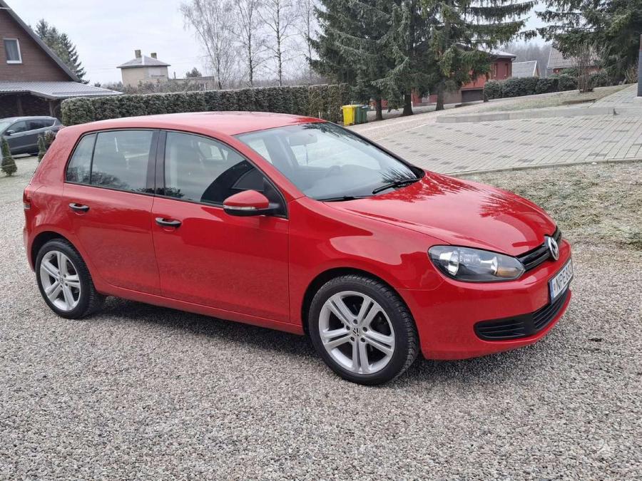 Red Volkswagen Golf 2012 in Zarasai, with an engine capacity of 1.60 L and mileage of 248 thousand km for 3500 €, photo 2 on AUTOMOTO.COM.LV