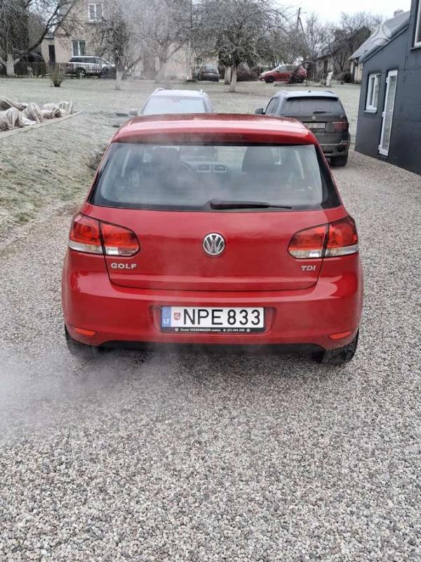 Red Volkswagen Golf 2012 in Zarasai, with an engine capacity of 1.60 L and mileage of 248 thousand km for 3500 €, photo 4 on AUTOMOTO.COM.LV