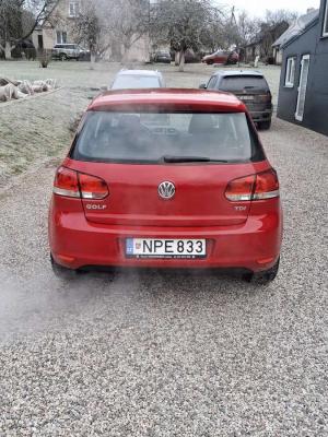 Red Volkswagen Golf 2012 in Zarasai, with an engine capacity of 1.60 L and mileage of 248 thousand km for 3500 €, photo 4 on AUTOMOTO.COM.LV