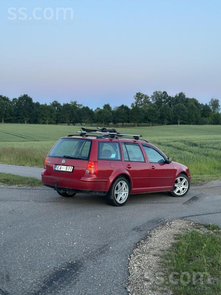 Red Volkswagen Golf 2001 in Ogre, with an engine capacity of 1.60 L and mileage of 300 thousand km for 1700 €, photo 3 on AUTOMOTO.COM.LV