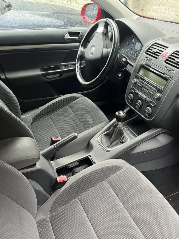 Red Volkswagen Golf 2009 in Jurbarkas, with an engine capacity of 1.90 L and mileage of 215 thousand km for 2650 €, photo 4 on AUTOMOTO.COM.LV