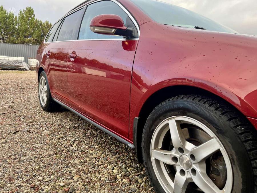 Red Volkswagen Golf 2010 in Silute, with an engine capacity of 1.97 L and mileage of 286 thousand km for 3699 €, photo 18 on AUTOMOTO.COM.LV