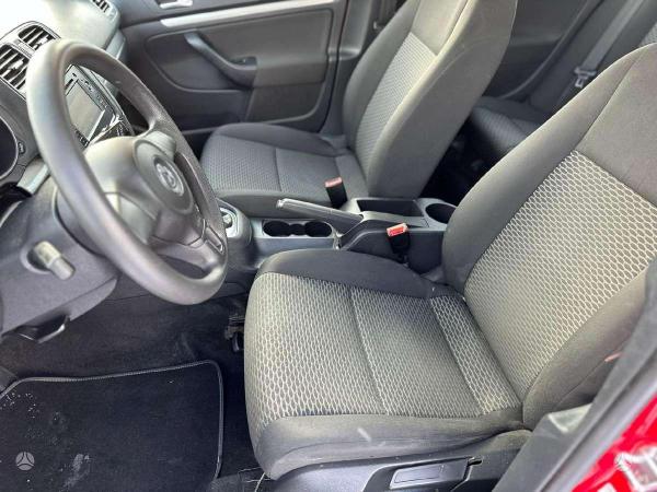 Sarkans Volkswagen Golf 2011 Viļņa, ar dzinēja tilpumu 0.00 L un nobraukumu 215 tūkst. km par 4900 €, foto 5 vietnē AUTOMOTO.COM.LV