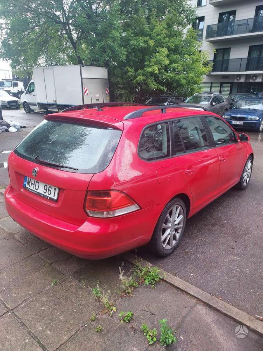 Red Volkswagen Golf 2011 in Kaunas, with an engine capacity of 1.60 L and mileage of 312 thousand km for 2200 €, photo 4 on AUTOMOTO.COM.LV