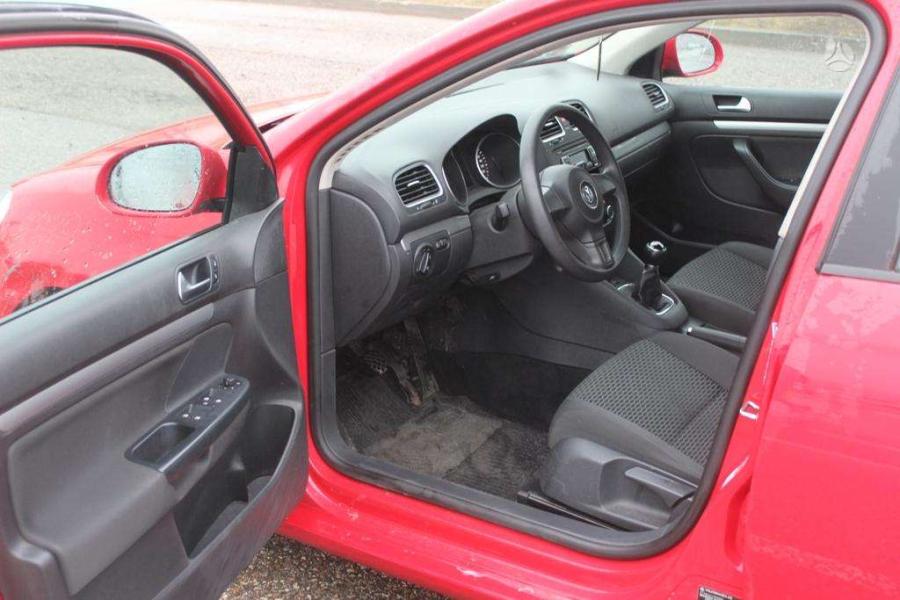 Red Volkswagen Golf 2011 in Kaunas, with an engine capacity of 1.60 L and mileage of 312 thousand km for 2200 €, photo 6 on AUTOMOTO.COM.LV