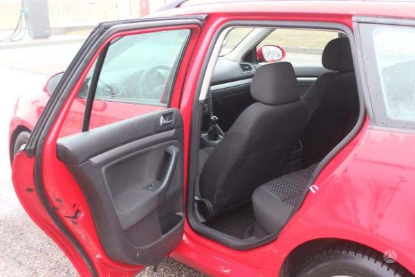 Red Volkswagen Golf 2011 in Kaunas, with an engine capacity of 1.60 L and mileage of 312 thousand km for 2200 €, photo 7 on AUTOMOTO.COM.LV