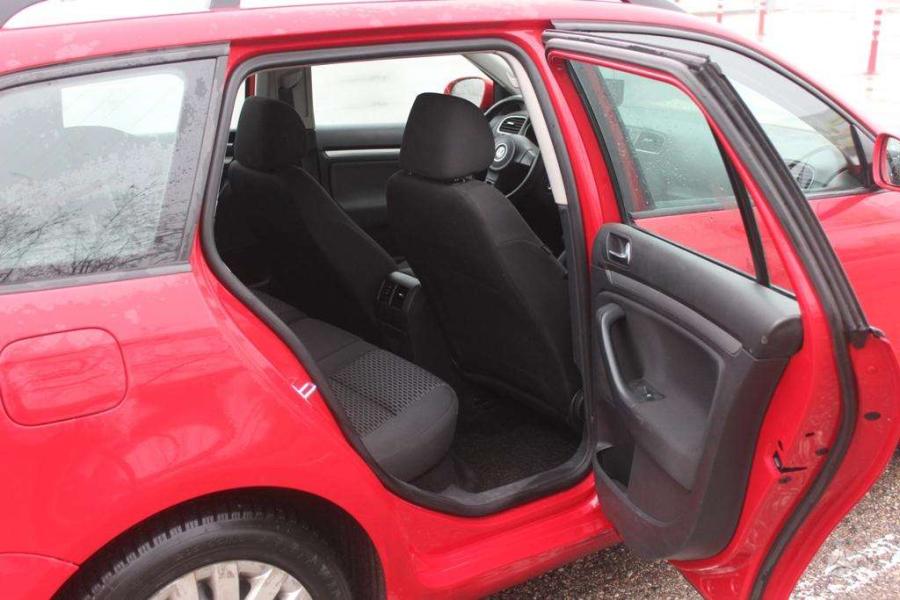 Red Volkswagen Golf 2011 in Kaunas, with an engine capacity of 1.60 L and mileage of 312 thousand km for 2200 €, photo 9 on AUTOMOTO.COM.LV
