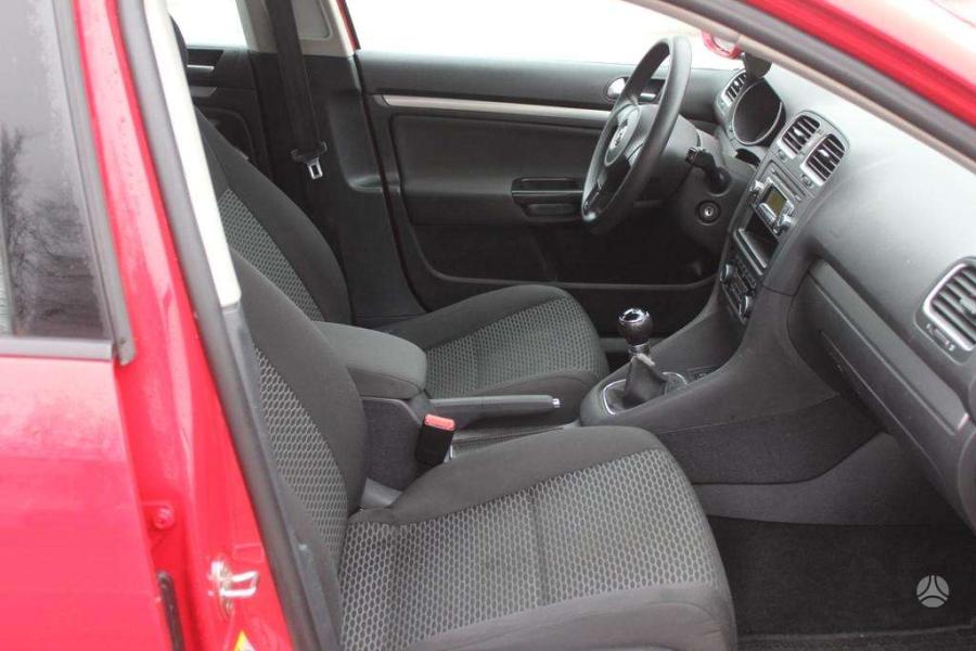Red Volkswagen Golf 2011 in Kaunas, with an engine capacity of 1.60 L and mileage of 312 thousand km for 2200 €, photo 12 on AUTOMOTO.COM.LV