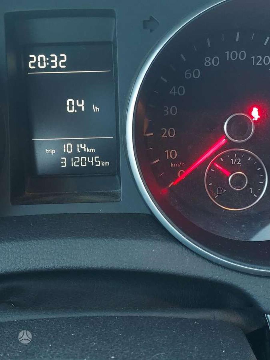 Red Volkswagen Golf 2011 in Kaunas, with an engine capacity of 1.60 L and mileage of 312 thousand km for 2200 €, photo 13 on AUTOMOTO.COM.LV