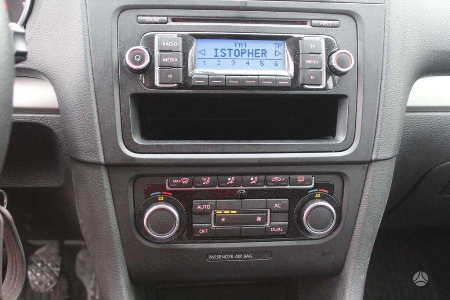 Red Volkswagen Golf 2011 in Kaunas, with an engine capacity of 1.60 L and mileage of 312 thousand km for 2200 €, photo 15 on AUTOMOTO.COM.LV