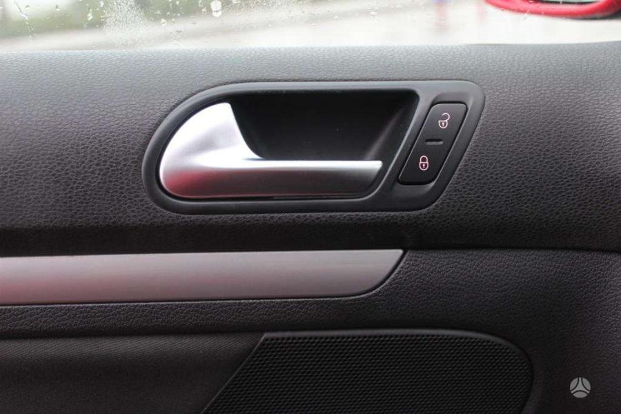 Red Volkswagen Golf 2011 in Kaunas, with an engine capacity of 1.60 L and mileage of 312 thousand km for 2200 €, photo 17 on AUTOMOTO.COM.LV