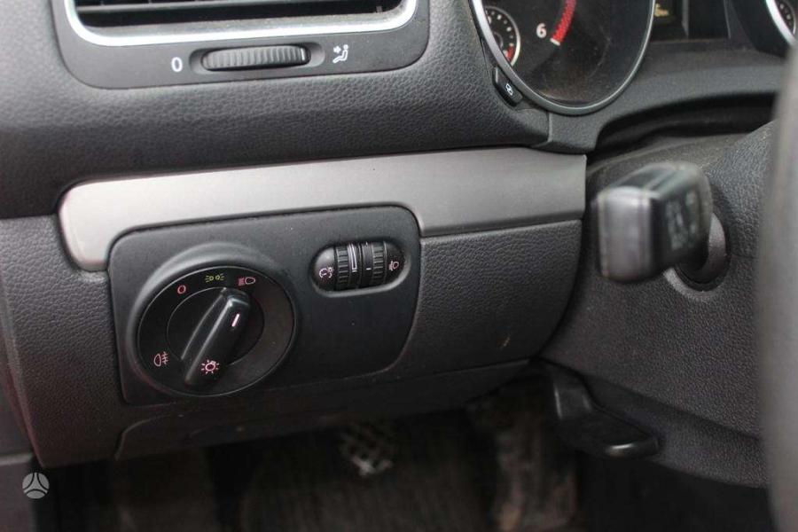 Red Volkswagen Golf 2011 in Kaunas, with an engine capacity of 1.60 L and mileage of 312 thousand km for 2200 €, photo 19 on AUTOMOTO.COM.LV