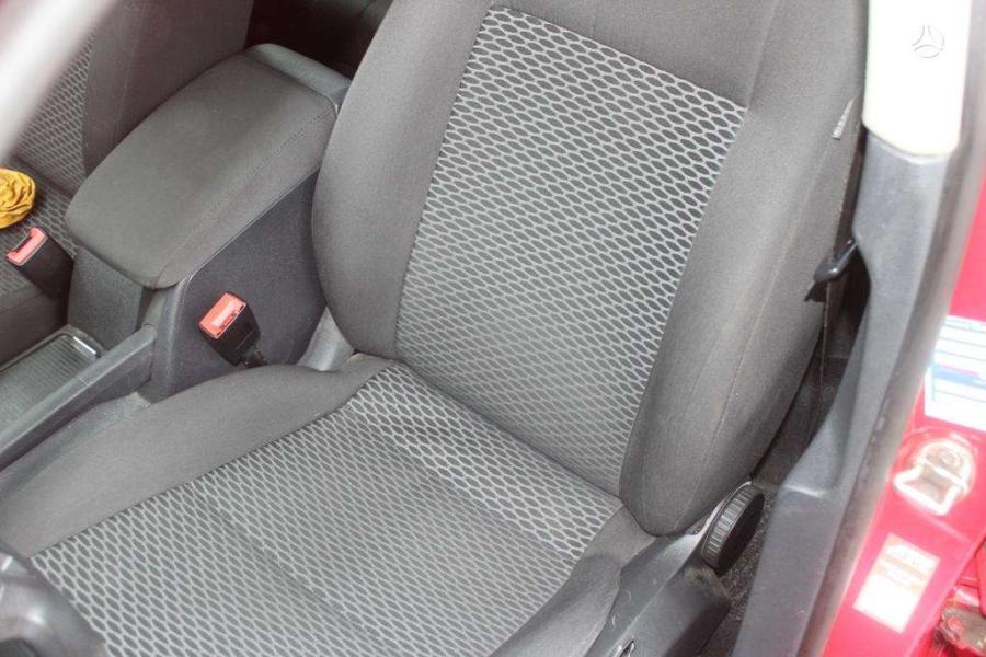 Red Volkswagen Golf 2011 in Kaunas, with an engine capacity of 1.60 L and mileage of 312 thousand km for 2200 €, photo 23 on AUTOMOTO.COM.LV