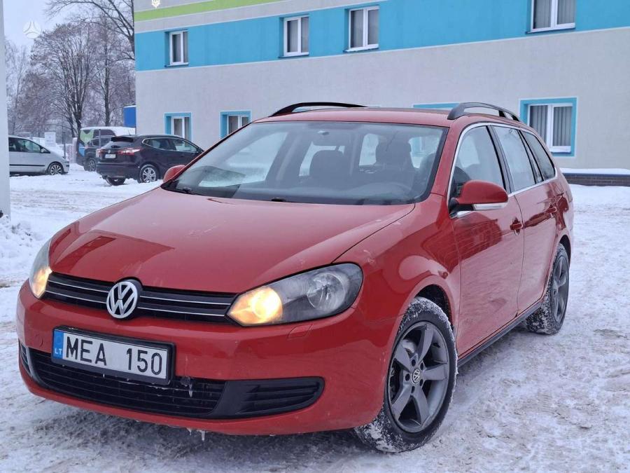 Red Volkswagen Golf 2012 in Silute, with an engine capacity of 1.39 L and mileage of 380 thousand km for 1999 €, photo 3 on AUTOMOTO.COM.LV