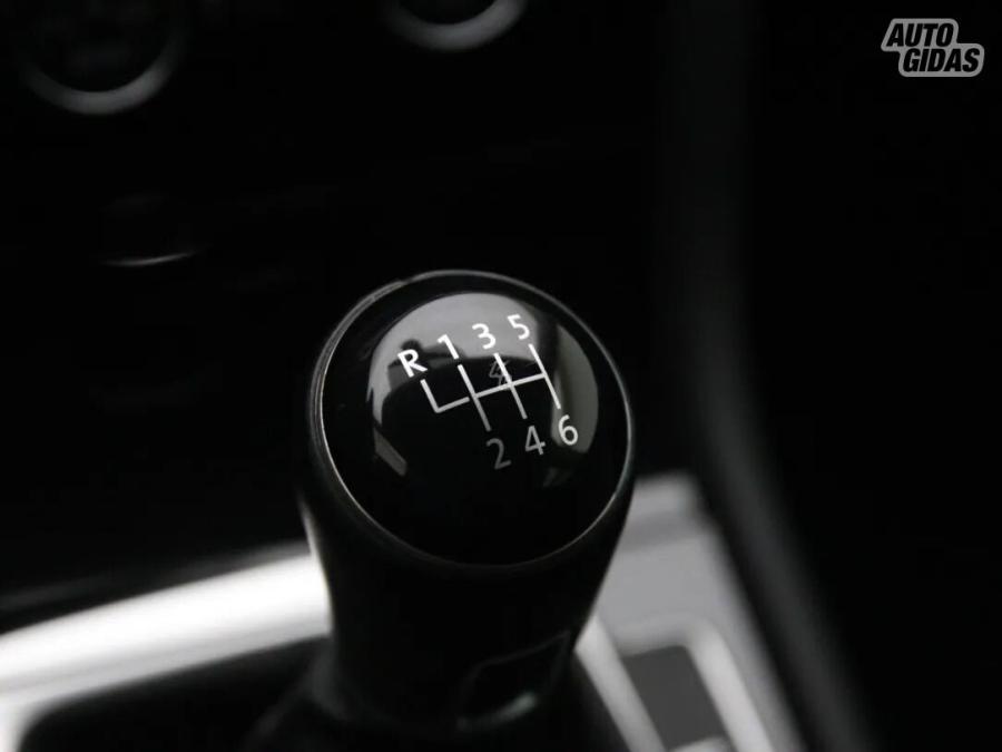 Sarkans Volkswagen Golf 2017 Viļņa, ar dzinēja tilpumu 1.50 L un nobraukumu 156 tūkst. km par 9299 €, foto 31 vietnē AUTOMOTO.COM.LV