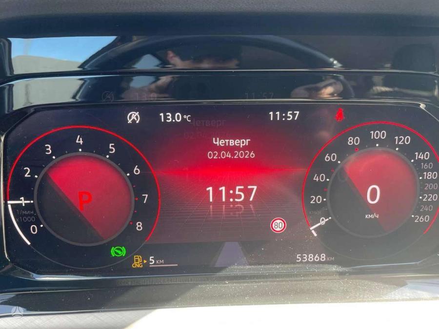 Red Volkswagen Golf 2022 in Vilnius, with an engine capacity of 1.50 L and mileage of 54 thousand km for 13190 €, photo 4 on AUTOMOTO.COM.LV
